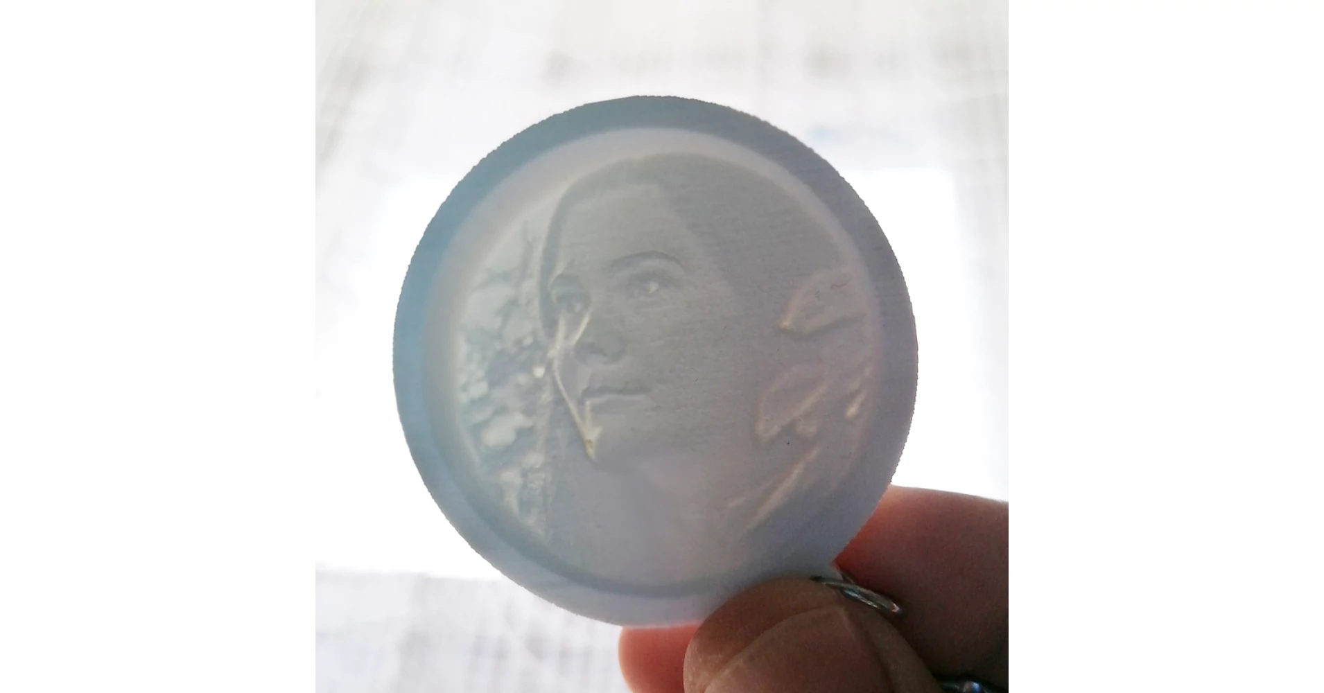 Lithophane Keychain, circle - Custom 3D Printed Photo | Manubim
