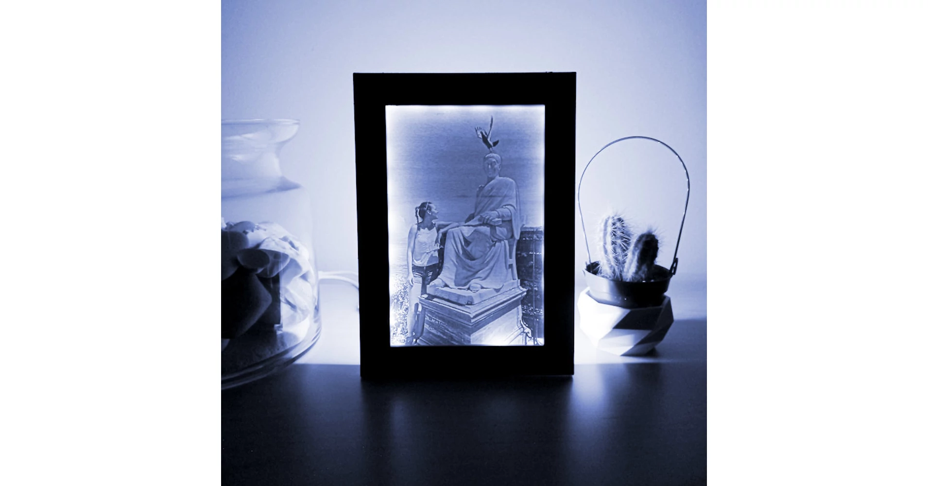 3D Printed Photo in a black frame with LED light, 10x15 | Manubim